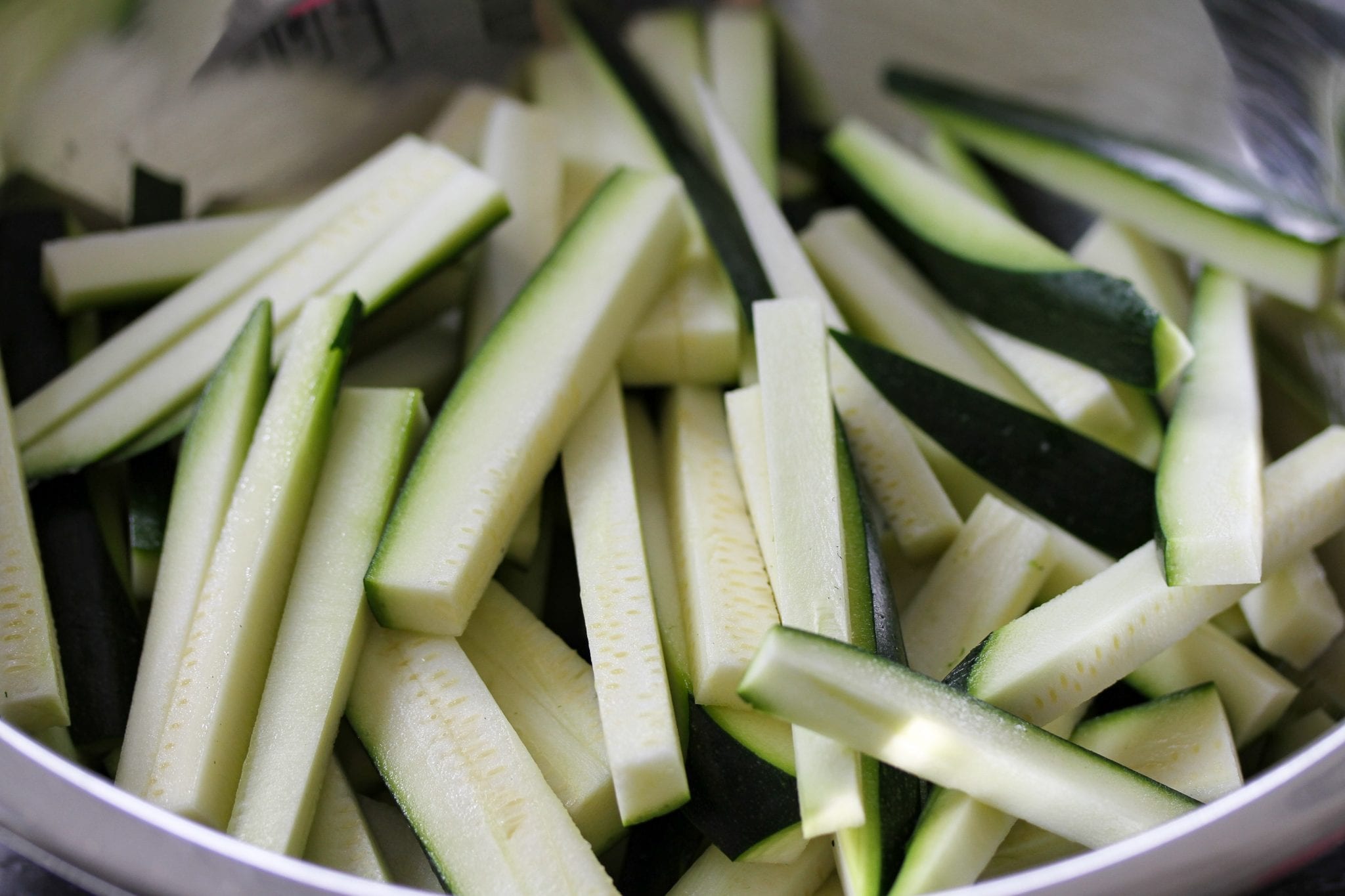Crispy courgette fries with tzatziki dip - Healthy kids recipes - Mas & Pas