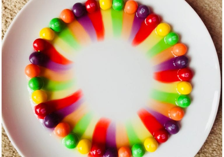 Melting skittles experiment - Rainbow craft - Mas & Pas