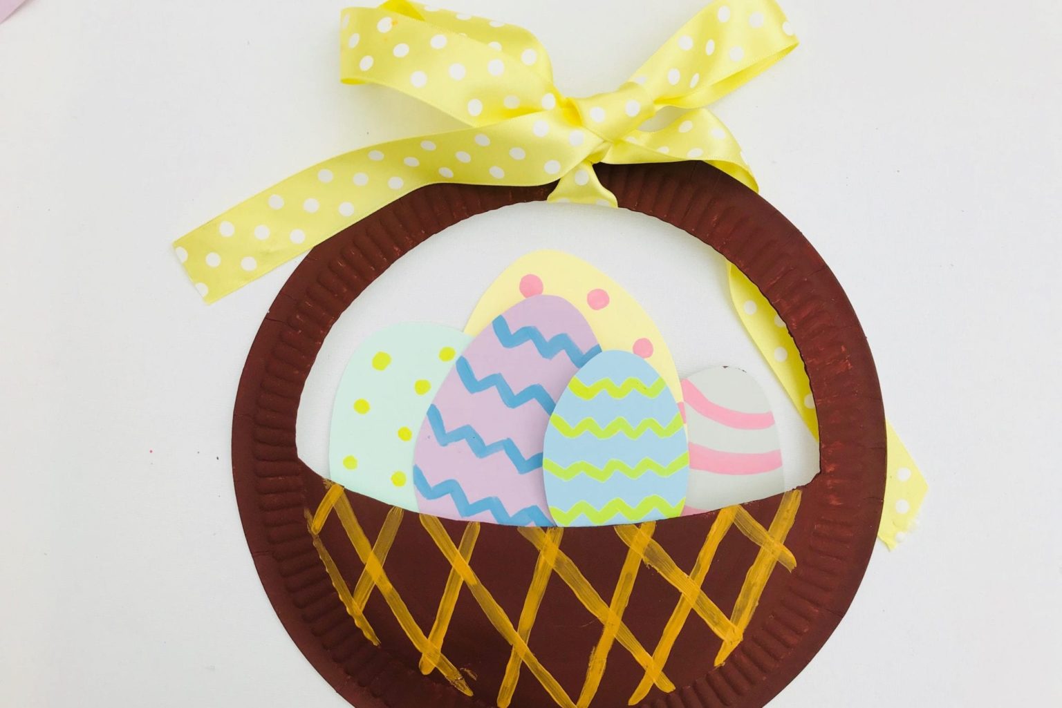 Easter egg basket with paper plates | Easter Crafts for Kids | Mas & Pas