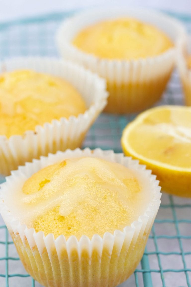 Easy lemon drizzle cupcakes | Little Gourmet Recipes | Mas & Pas