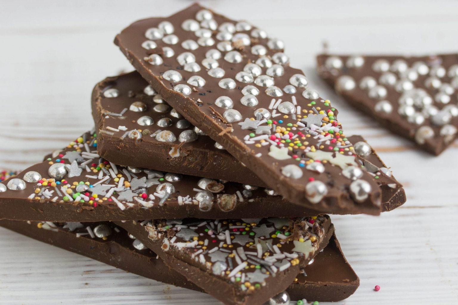Crackling firework chocolate bark | Bonfire Night Treats