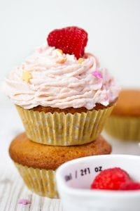 Healthy Lemon Fairy Cakes with Raspberry Ricotta Frosting | Mas & Pas