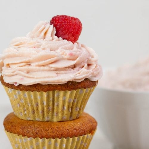 Healthy Lemon Fairy Cakes with Raspberry Ricotta Frosting | Mas & Pas
