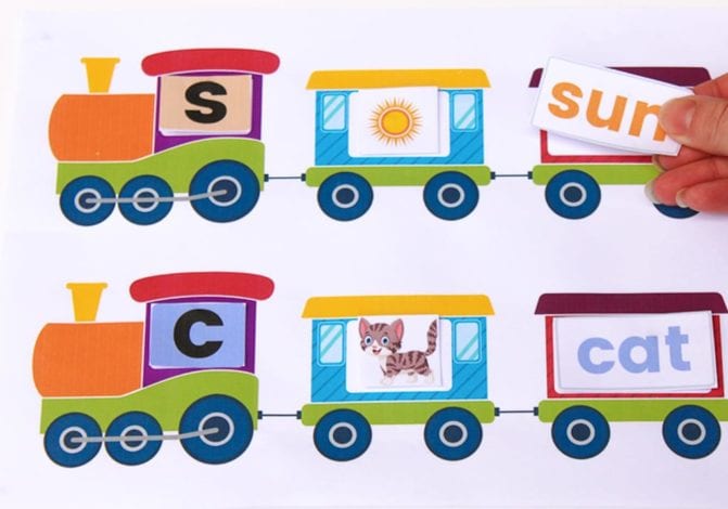 Sound Out Words with Phonics Trains | Playtime Learning | Mas & Pas