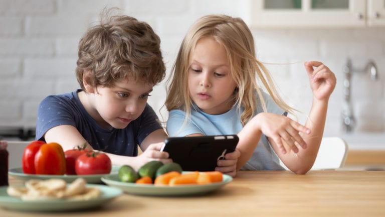 How to Foster Healthy Digital Habits in Kids - Mas & Pas