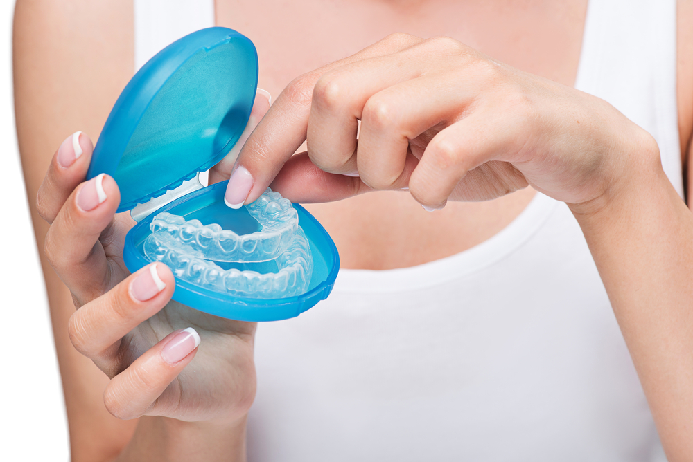 Smile Direct vs Invisalign: Which Clear Teeth Aligners Are Best?